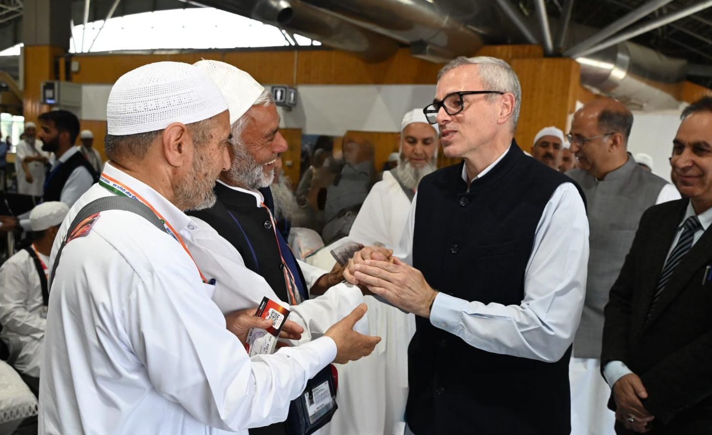 “Prayed for Peace, Prosperty”: CM Sees Off First Batch of Hajj Pilgrims from Srinagar Airport ...