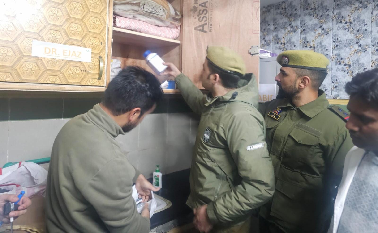 Srinagar Police Conducts Surprise Checks of Doctors’ Lockers Across Hospitals - Gadyal News Kashmir